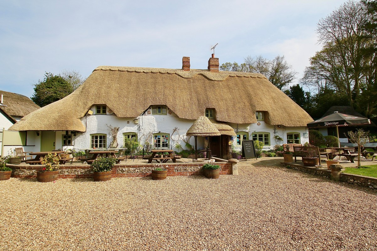 The Hatchet Inn – Traditional Country Inn to drink, dine and stay